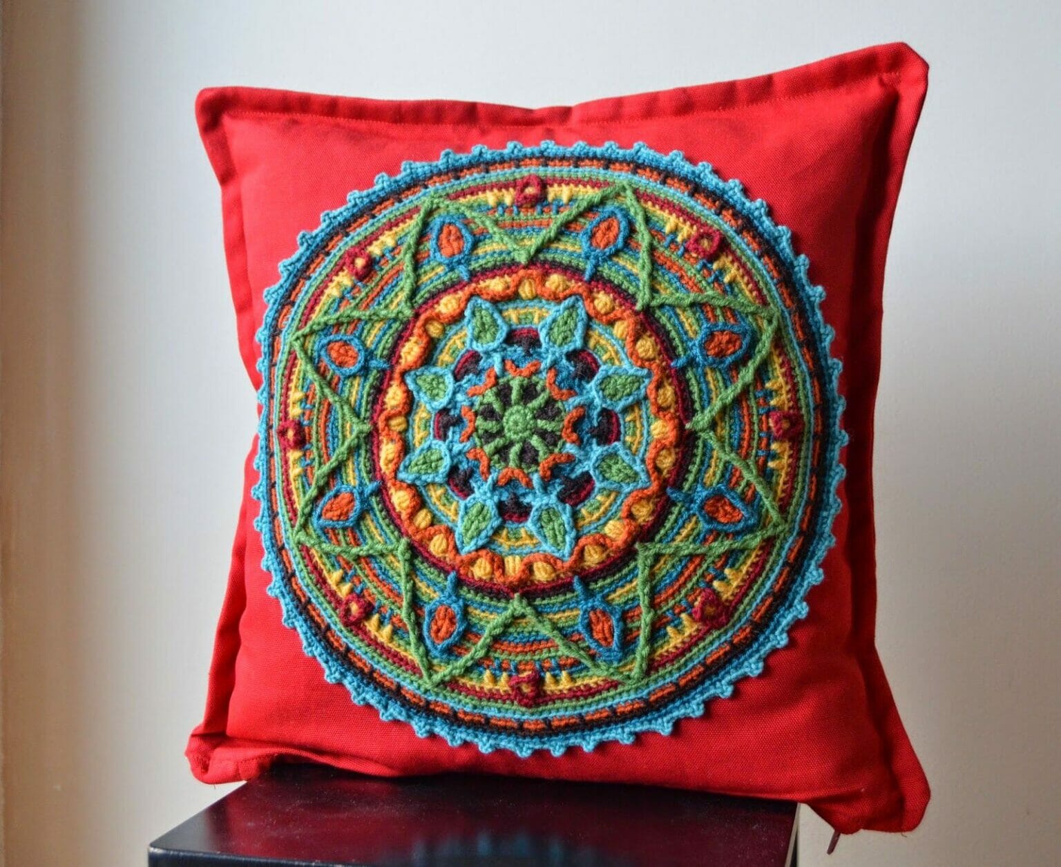 PATRÓN GRATIS Almohadón Redondo "Mándala" a Crochet - Crochetisimo