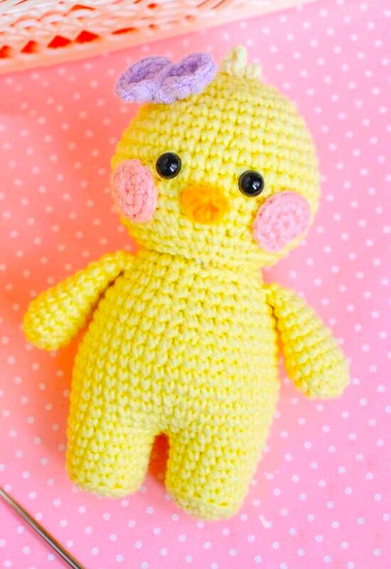 PATRÓN GRATIS Lindo Pollito con Overol Amigurumi paso a paso en Español - Crochetisimo