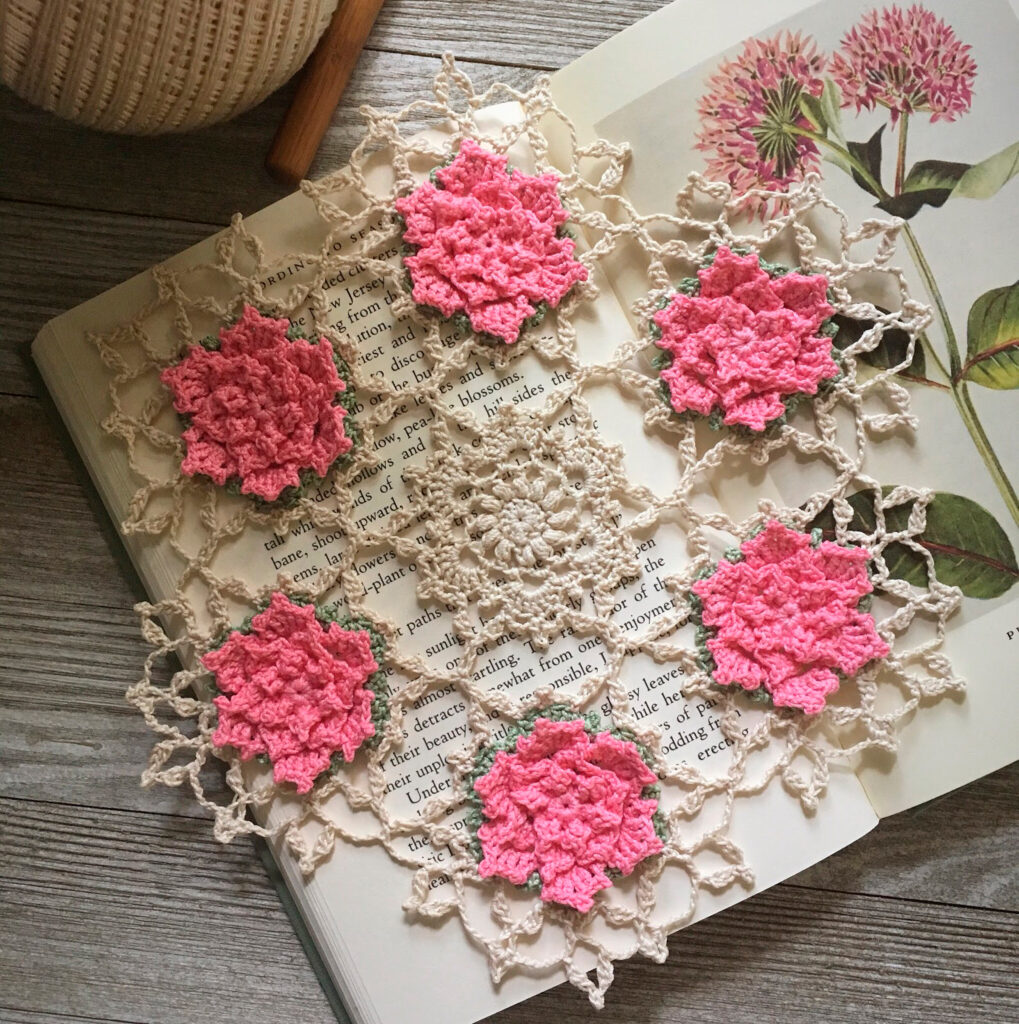 PATRÓN GRATIS Elegante Centro de Mesita Rosa de Talandra a Crochet ...