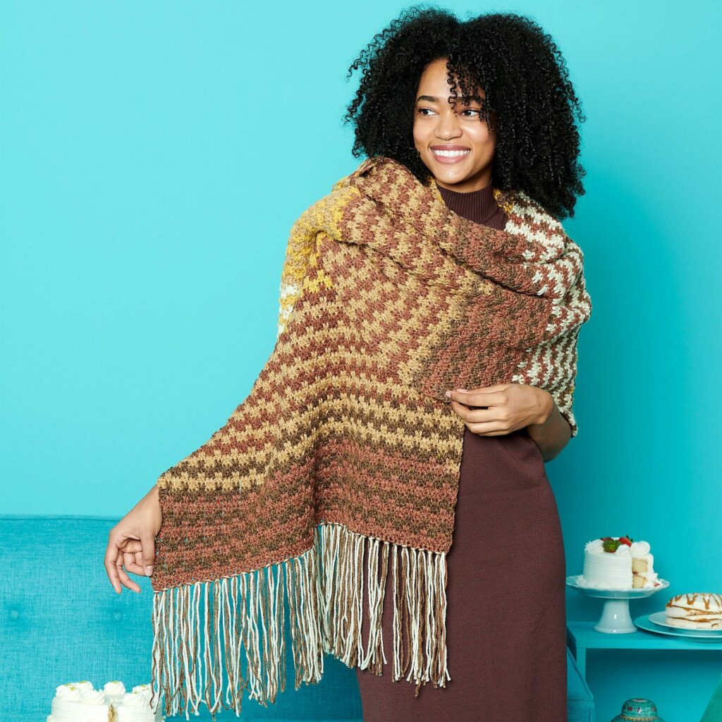 PATRÓN GRATIS Chal con Diseño en Color a Crochet - Crochetisimo