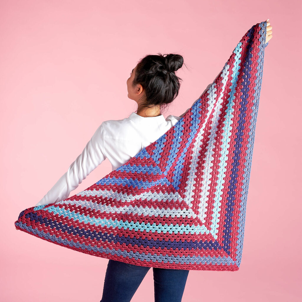 PATRÓN GRATIS Chal de Rayas Escalonadas en Crochet