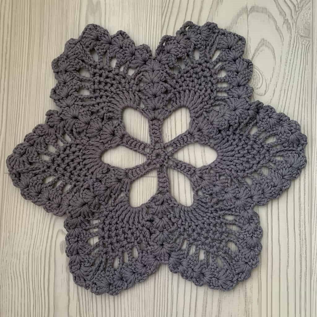 PATRÓN GRATIS Carpeta Flor de Piña en Crochet - Crochetisimo