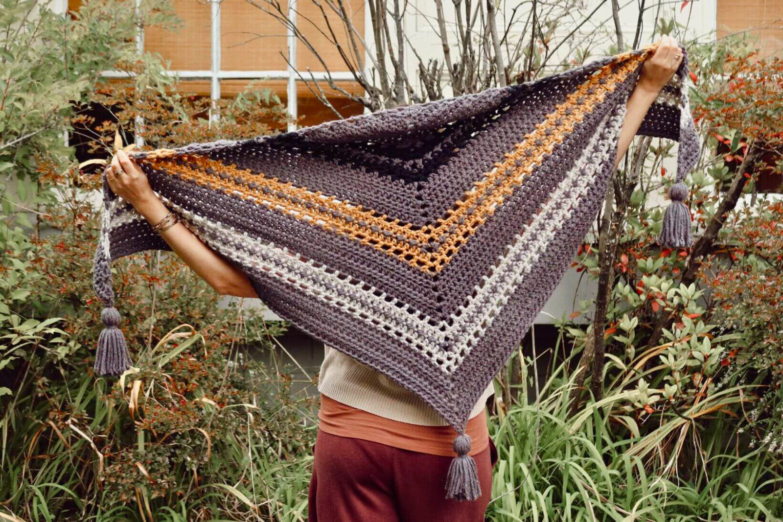 Chal Triangular Sonia en Crochet Patron Gratis - Crochetisimo