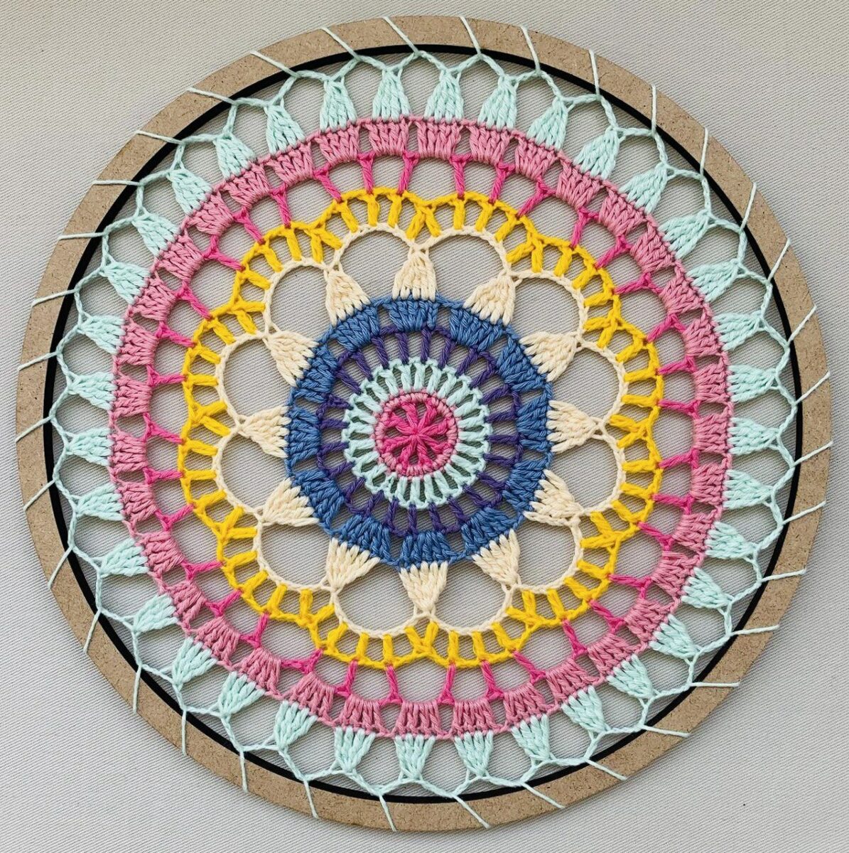 Mandala Floral en Crochet Patron Gratis - Crochetisimo